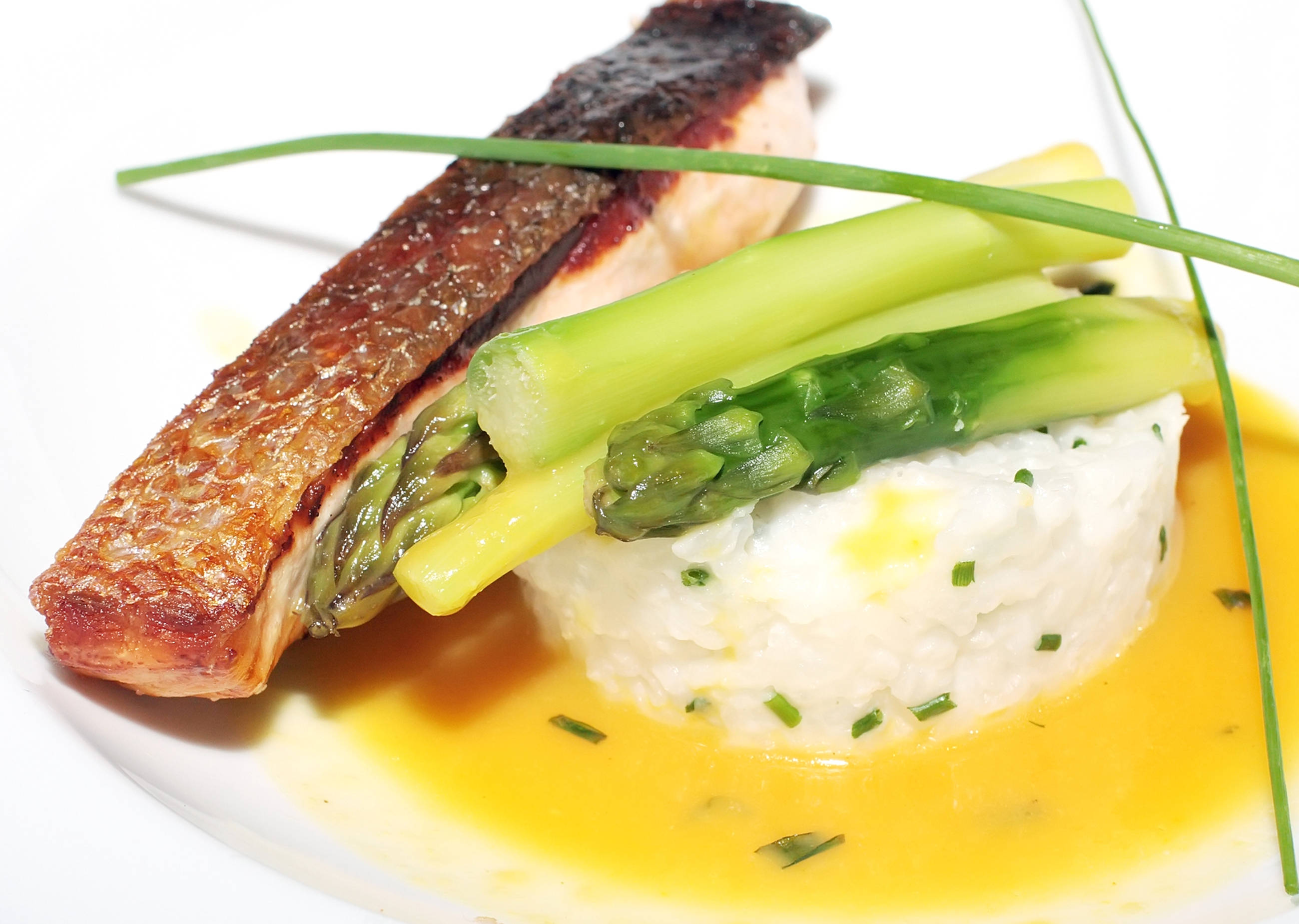 Salmón con salsa de azafrán | Recetas Dani